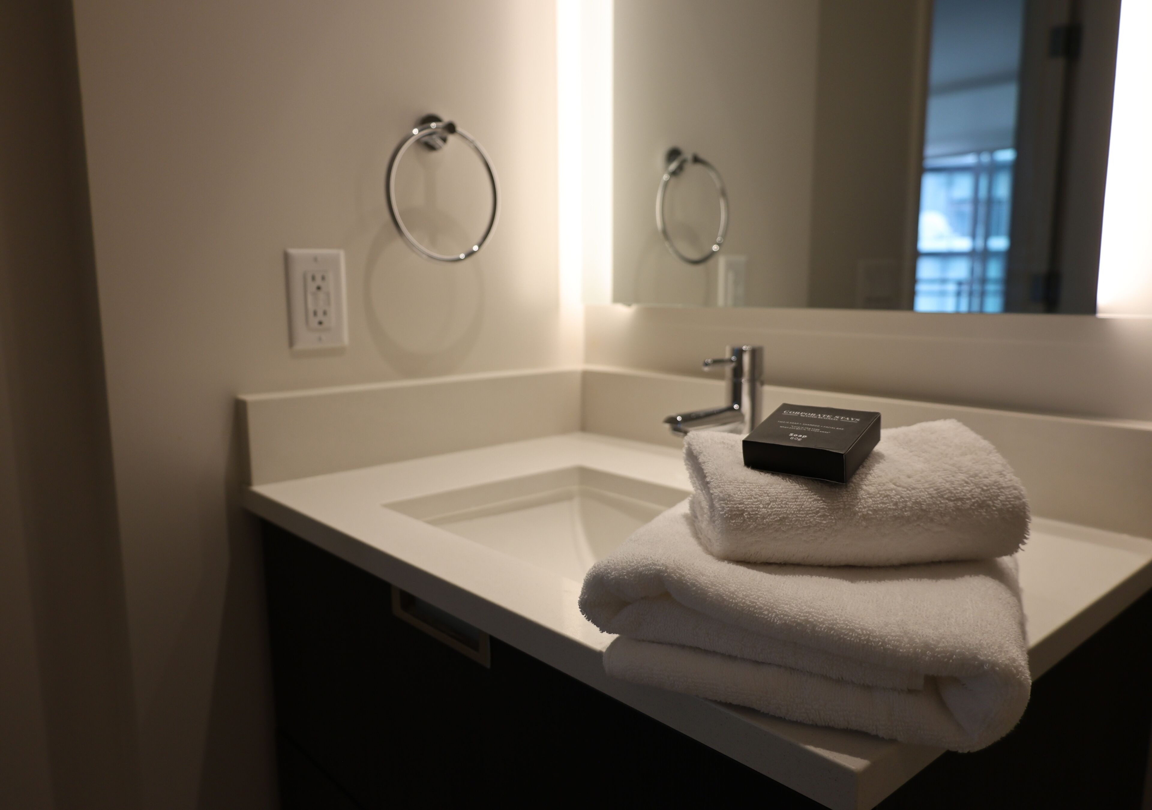 Secador de cabelo, toalhas de banho, sabonete 