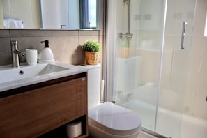 Apartamento, 2 quartos | Casa de banho | Um secador de cabelo, toalhas fornecidas, sabão