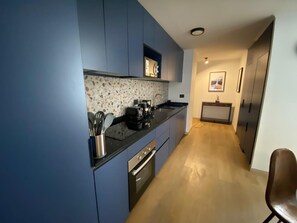 Geladeira grande, micro-ondas, fogão, cooktop