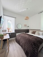 Quarto Triplo, vista para o jardim | Secretária, secretária adequada para computadores portáteis 