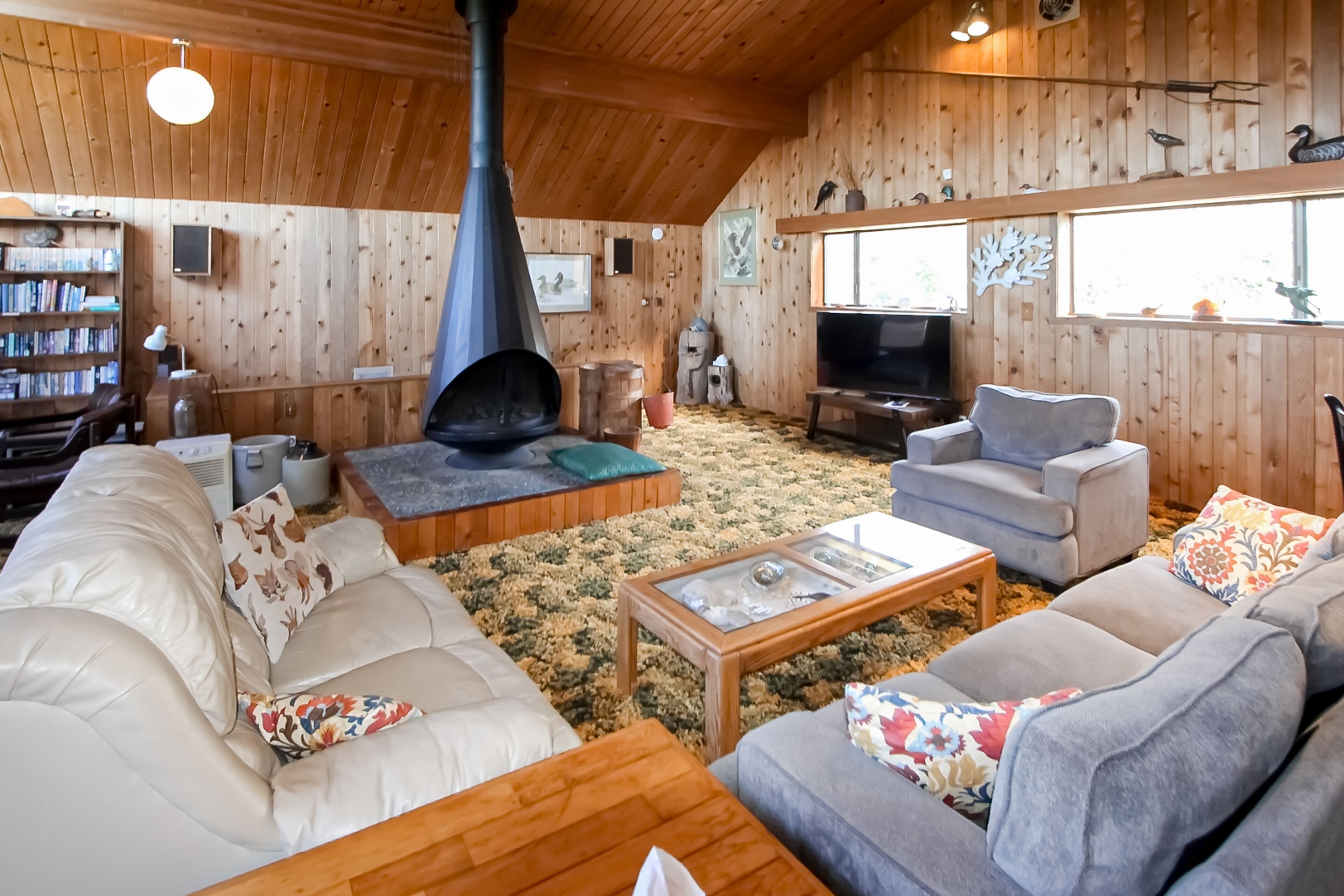 Stunning Ocean & Mountain Views, Quiet Family Home, Gas Grill, Beach Access - Smith River, CA