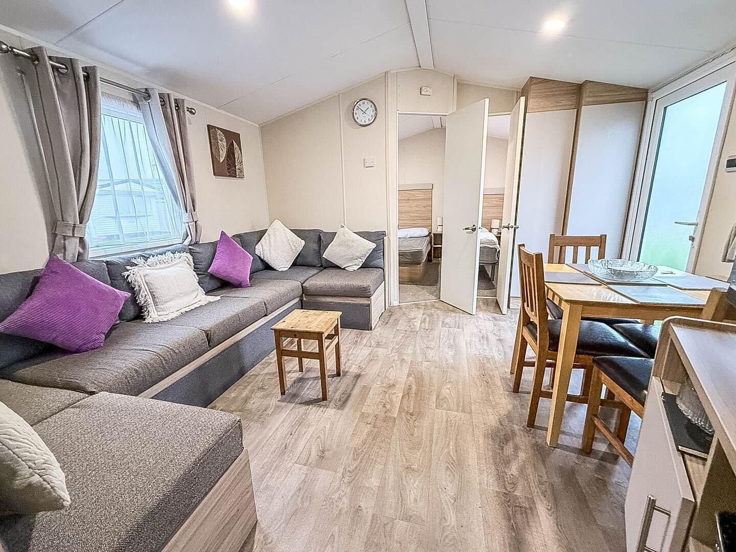 Caravan With Four Bedrooms & Central Lounge At Seawick Holiday Park, Ref 27344sw - Brightlingsea