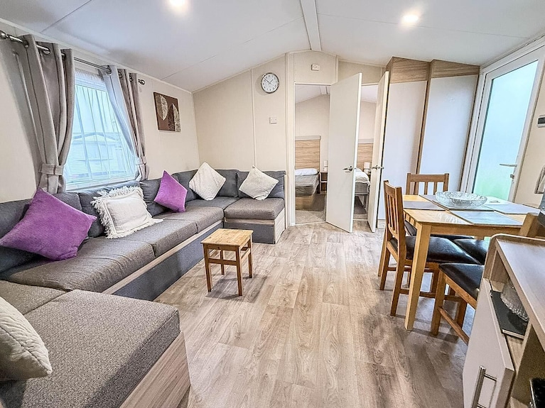 Caravan With Four Bedrooms & Central Lounge At Seawick Holiday Park, Ref 27344sw - Essex
