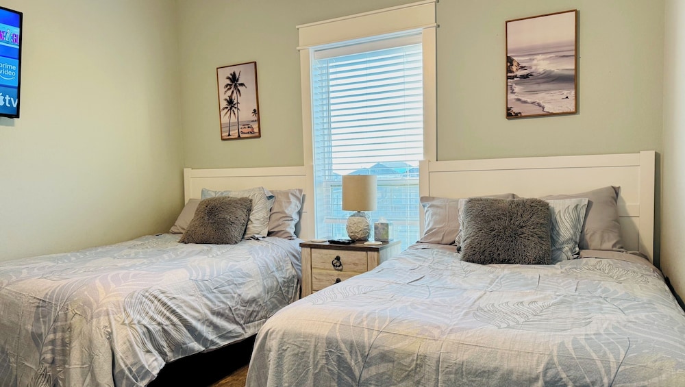 Handful of step to the beach! Family beach-house, BBQ, linens incl, pet ...