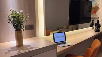 Quarto Superior | Cofre com capacidade para portátil, cortinas/cortinados opacos