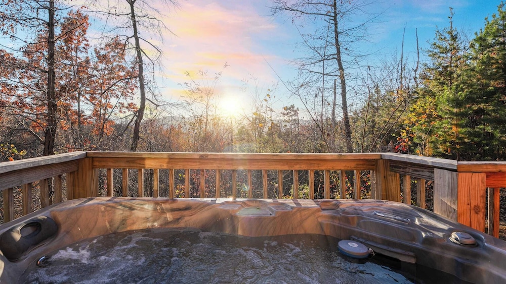 Hot Tub, Game Loft, Open Living, Minutes To Downtown Gatlinburg Whisper Cabin By Avantstay - Tennessee