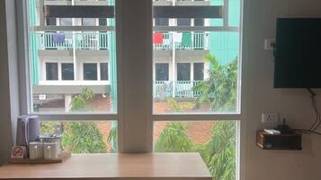 Quarto Triplo Deluxe, varanda, Vista para a cidade | Vista para a rua