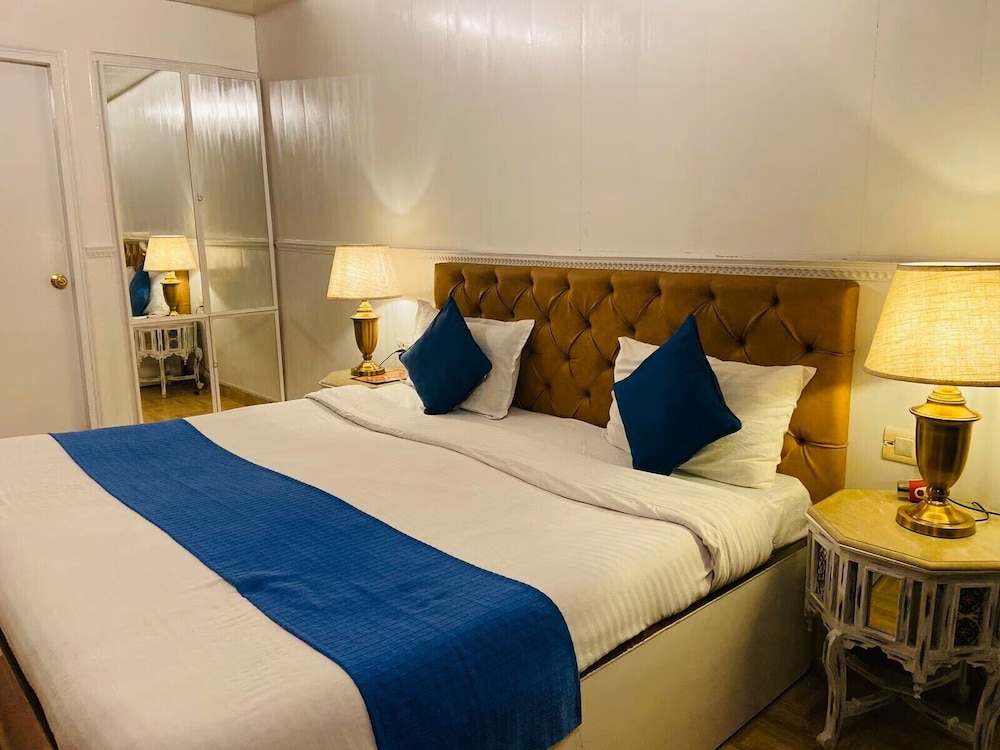 Pax & Opis - Mussoorie