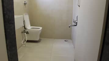 Quarto Duplo Comfort | Casa de banho | Um polibã, artigos de higiene pessoal grátis, toalhas fornecidas, sabão