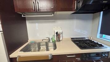 Apartamento Deluxe, Vista para a cidade | Cozinha privada | Um frigorífico no espaço comum, um micro-ondas no espaço comum