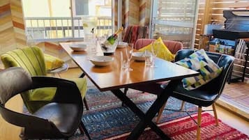 Apartamento Deluxe, Vista para a cidade | Sala de estar