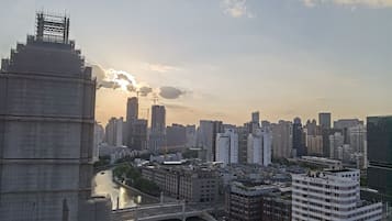 Paisagem urbana com rio, edifícios modernos e uma ponte.