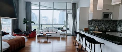 Quarto com design assinado | Cortinas blackout, ferros/tábuas de passar roupa, Wi-Fi de cortesia