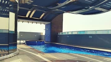 2 piscinas interiores