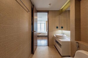 Quarto básico, vista para a cidade | Cofres nos quartos, escrivaninha, espaço de trabalho para notebook