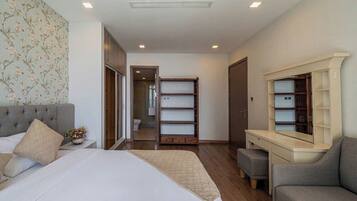 Quarto Básico, Vista para a cidade | Cofre no quarto, secretária