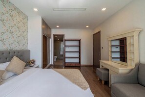 Quarto básico, vista para a cidade | Cofres nos quartos, escrivaninha, espaço de trabalho para notebook