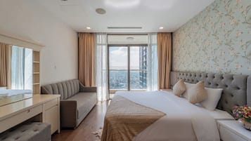 Quarto Básico, Vista para a cidade | Cofre no quarto, secretária