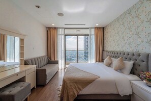 Quarto básico, vista para a cidade | Cofres nos quartos, escrivaninha, espaço de trabalho para notebook