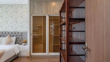 Quarto Básico, Vista para a cidade | Cofre no quarto, secretária