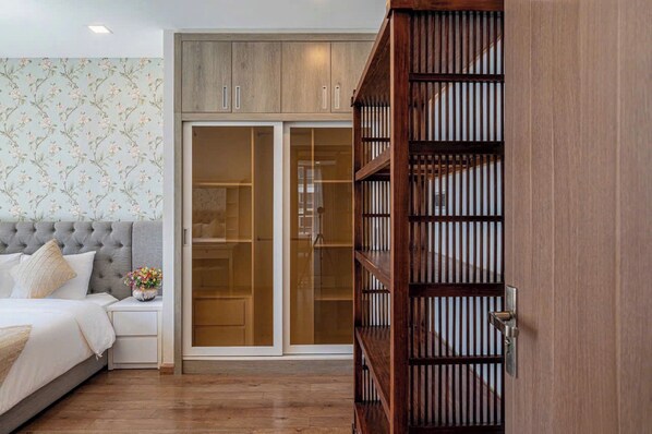 Quarto básico, vista para a cidade | Cofres nos quartos, escrivaninha, espaço de trabalho para notebook