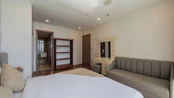 Quarto Básico, Vista para a cidade | Cofre no quarto, secretária