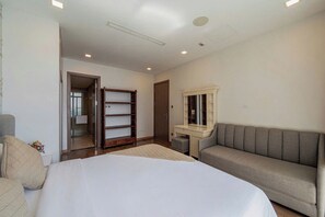 Quarto básico, vista para a cidade | Cofres nos quartos, escrivaninha, espaço de trabalho para notebook