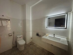 Quarto casal luxo, vista para o jardim | Banheiro | Produtos de toalete grátis, chinelos, toalhas de banho, shampoo