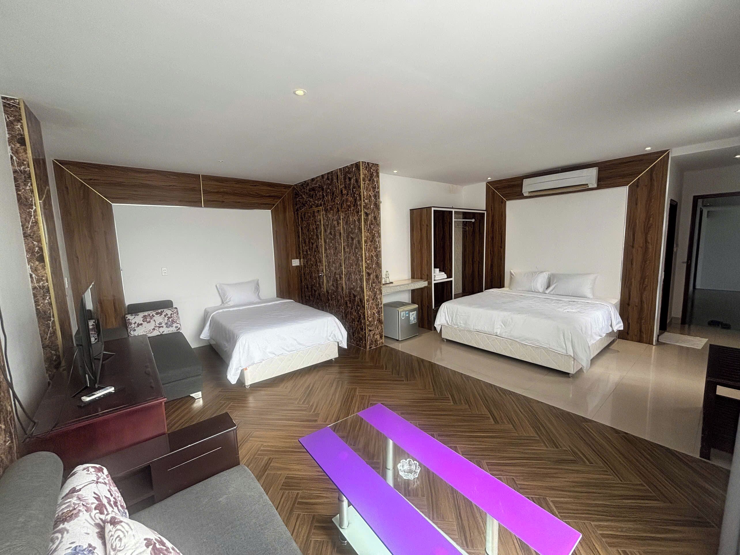 Quarto triplo família | Cortinas blackout, Wi-Fi de cortesia