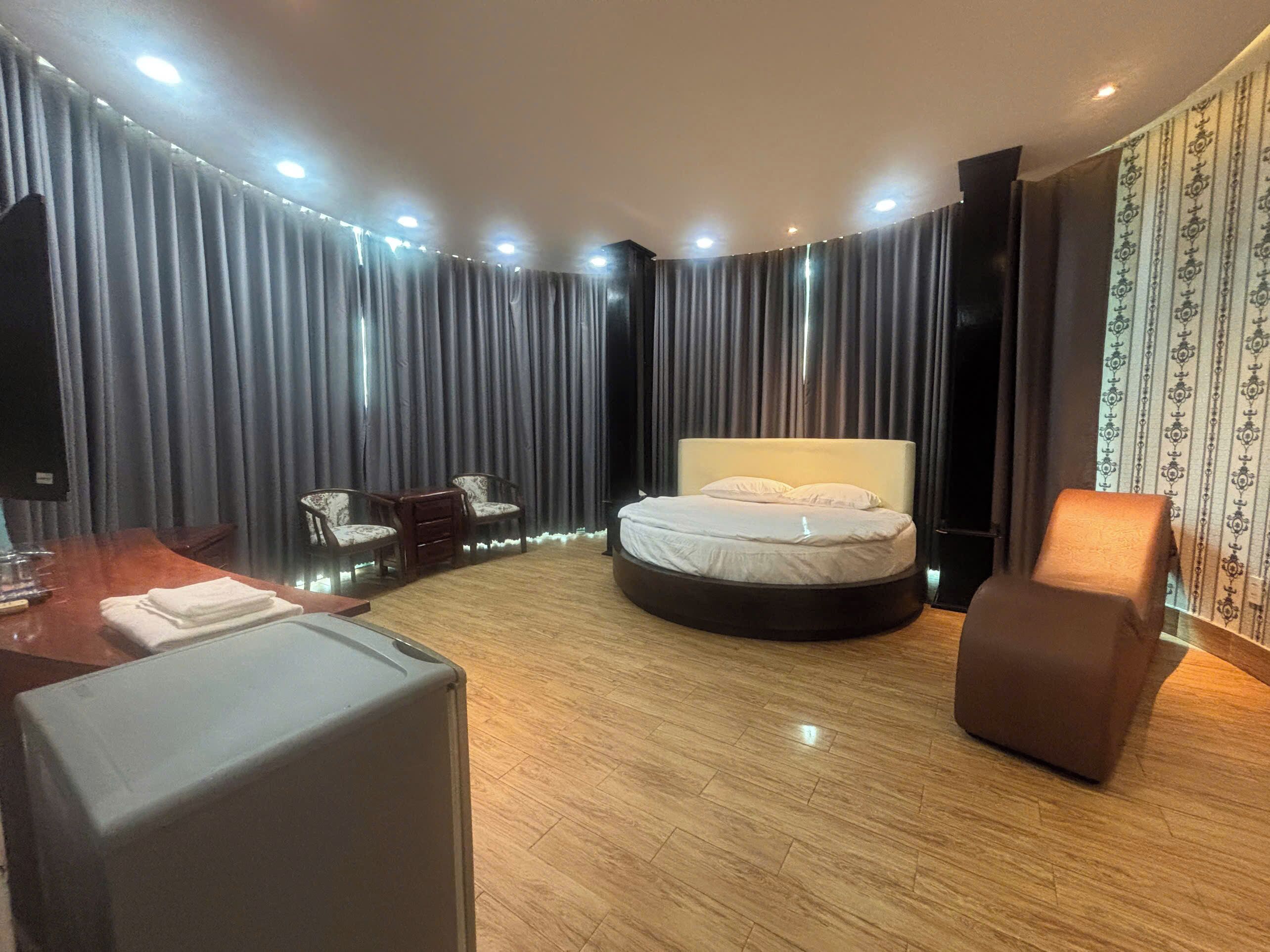 Quarto casal romântico | Cortinas blackout, Wi-Fi de cortesia