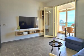 Apartamento Familiar, vários quartos, junto à montanha (Hill Apartment with Sea View in) | Sala de estar | Smart TV de 21 polegadas com canais por cabo 