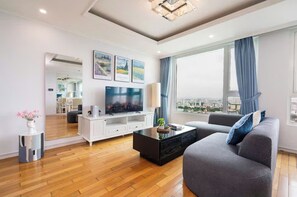 Suite Familiar, 3 quartos, acesso ao Club Lounge, Vista para a cidade | Sala de estar | Smart TV de 65 de polegadas com canais por cabo, lareira, Netflix 