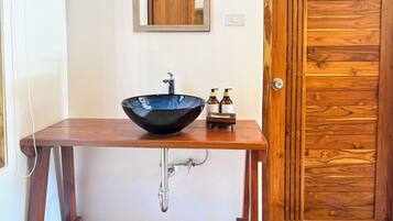 Quarto casal superior, 1 cama King | Banheiro | Chuveiro, secador de cabelo, chinelos, toalhas de banho