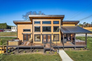 Modern Cabin, Fire Pit, Hot Tub, Putt Putt , Playhouse, Horseshoe Toss ...