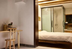 Quarto Duplo de Luxo, pátio, vista para o jardim | Quartos insonorizados, Wi-fi grátis, com decoração personalizada