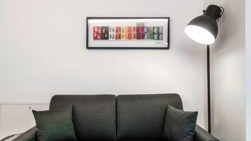 Apartamento, vista para a montanha | Sala de estar | TV 30 polegadas com canais digitais