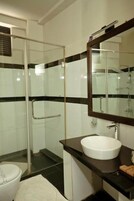 Quarto Deluxe | Casa de banho | Roupões, chinelos, um bidé