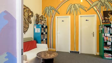 Área de estar no saguão