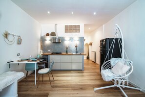 Apartamento | Roupa de alta qualidade, edredões de penas, ferro/tábua de engomar 