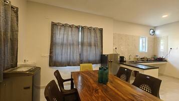 Quarto Clássico com Cama de Casal | Sala de estar