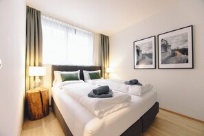 Apartamento Deluxe, varanda, Vista para a cidade | Cofre no quarto, quartos insonorizados, ferro/tábua de engomar 