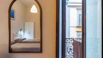 Twin Room 3 with shared bathroom with Room 4 | Secretária, secretária adequada para computadores portáteis