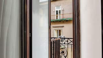 Room No. 4. Double bed with shared bathroom with Room No. 3 | Secretária, secretária adequada para computadores portáteis
