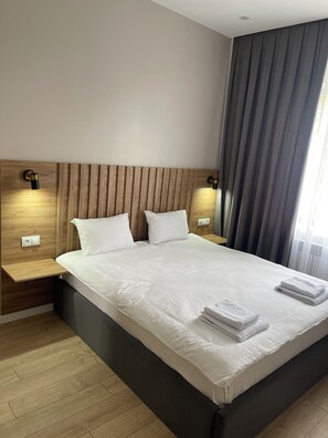 Suite Deluxe, vista para o pátio | Secretária, quartos insonorizados, ferro/tábua de engomar, Wi-fi grátis 