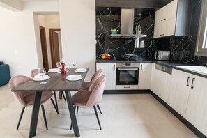 Apartamento, 2 quartos, fumadores, acesso à piscina | Cozinha privada | Um micro-ondas, um forno, uma cafeteira/bule, uma cadeira de bebé 