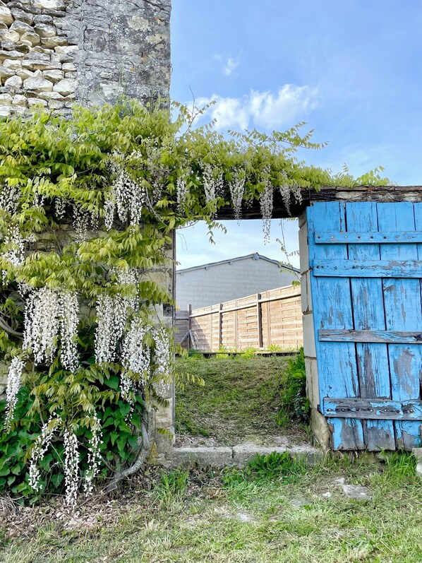 Stone house near CenterParcs and Futuroscope. (Tuffeau, beams, floor ...