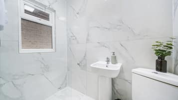 Um polibã, toalhas fornecidas, sabão, champô