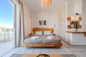 Estúdio, varanda, junto à praia | 2 quartos, roupa de cama fornecida 