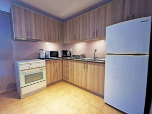 Casa, 2 quartos, para fumantes, terraço | Cozinha privada | Micro-ondas, cafeteira/chaleira, cadeirão de bebê