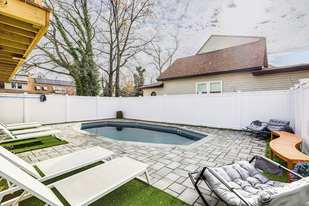 Walk To Keansburg Beach! Family Home W/ Pool - Seagate Beach, Brooklyn